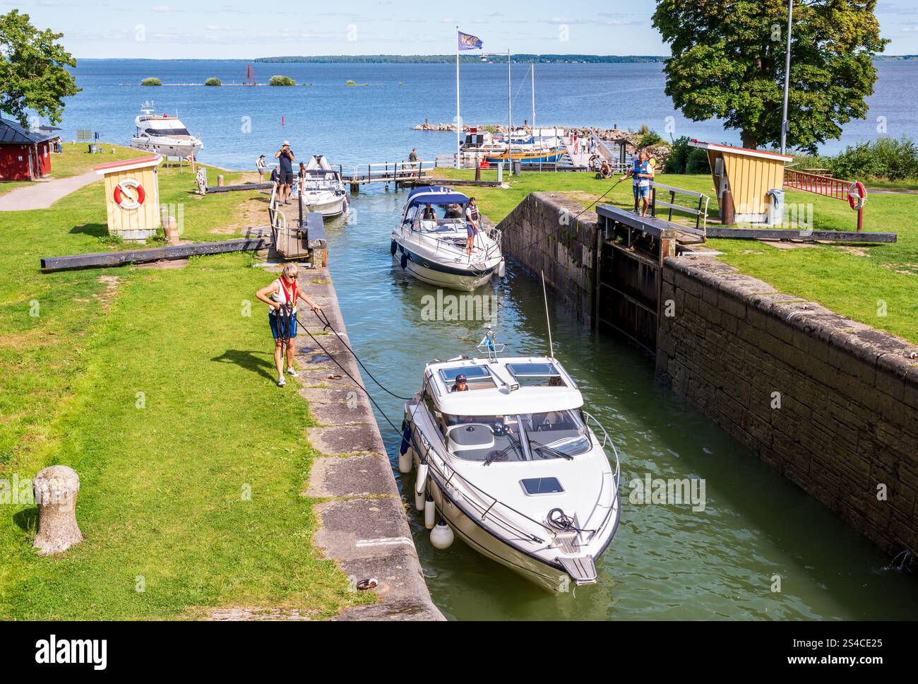 Motorboot in einer schleuse -Fotos und -Bildmaterial in hoher Auflösung ...