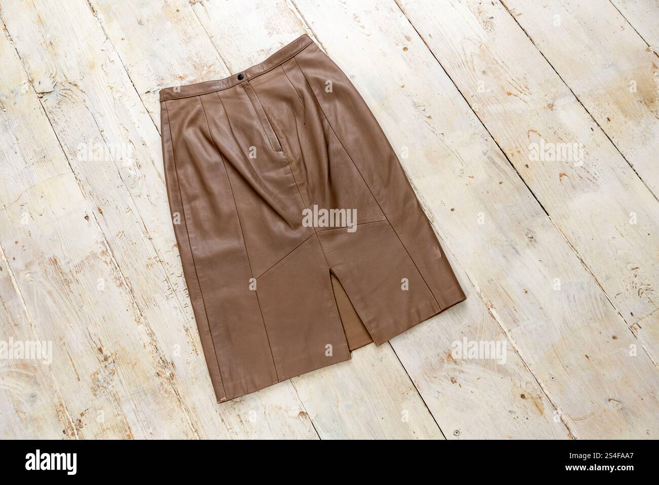 Lederrock frauen -Fotos und -Bildmaterial in hoher Auflösung – Alamy