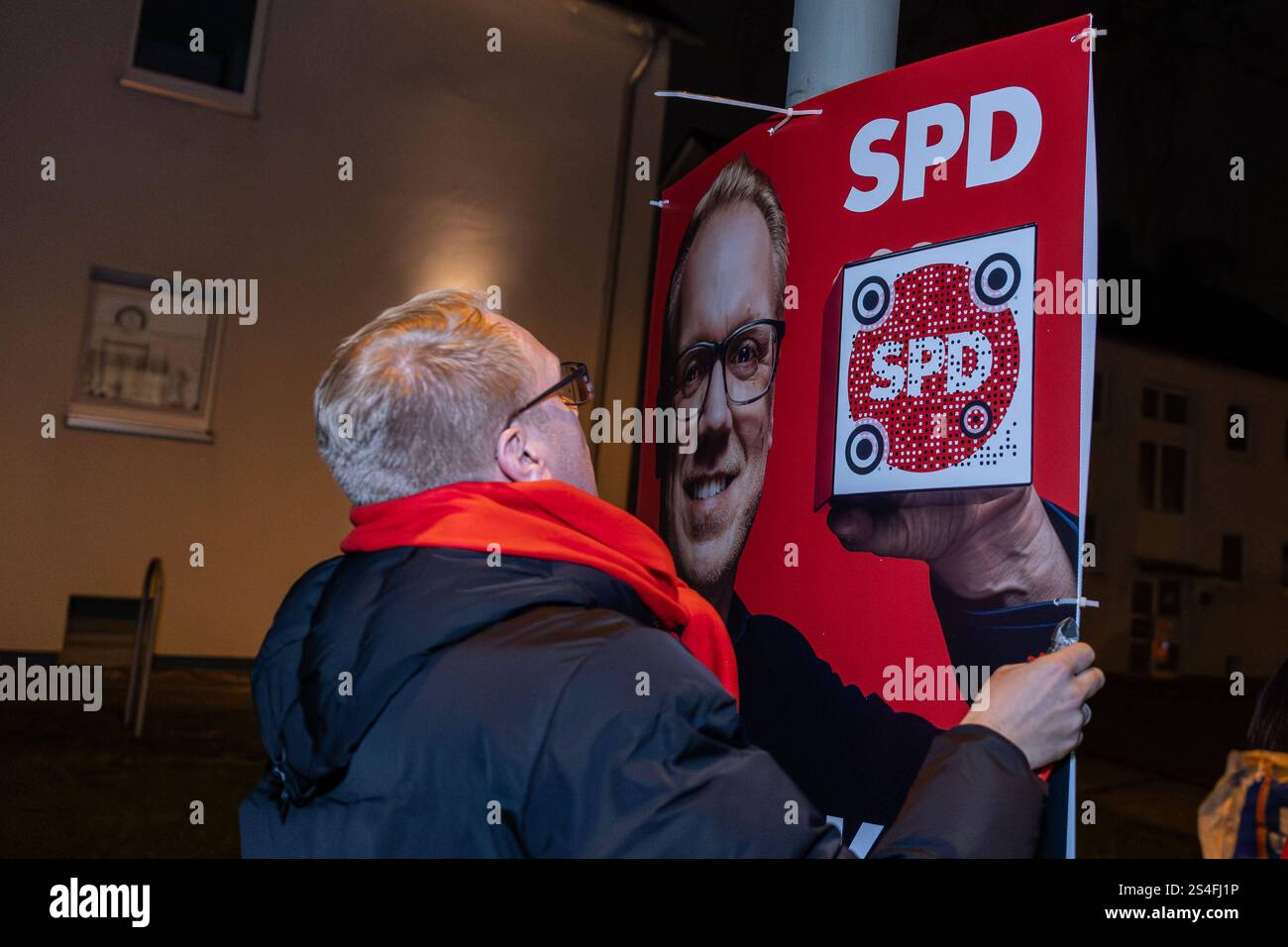 Wahlplakate - Bundestagswahl 2025 am 23.02.2025 in Oberhausen ein Wahlplakat der SPD wird ...