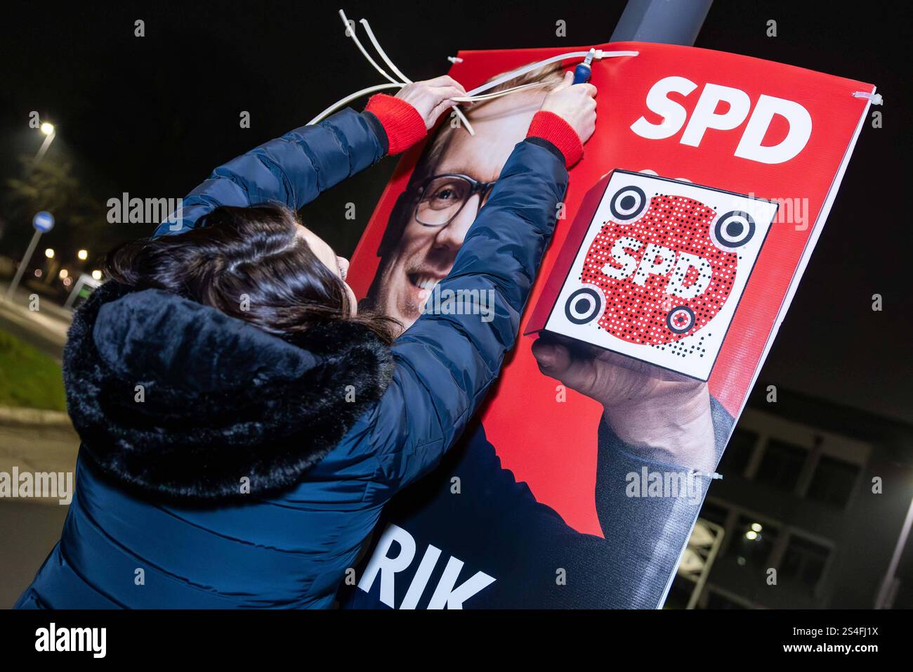 Wahlplakate - Bundestagswahl 2025 am 23.02.2025 in Oberhausen ein Wahlplakat der SPD wird ...