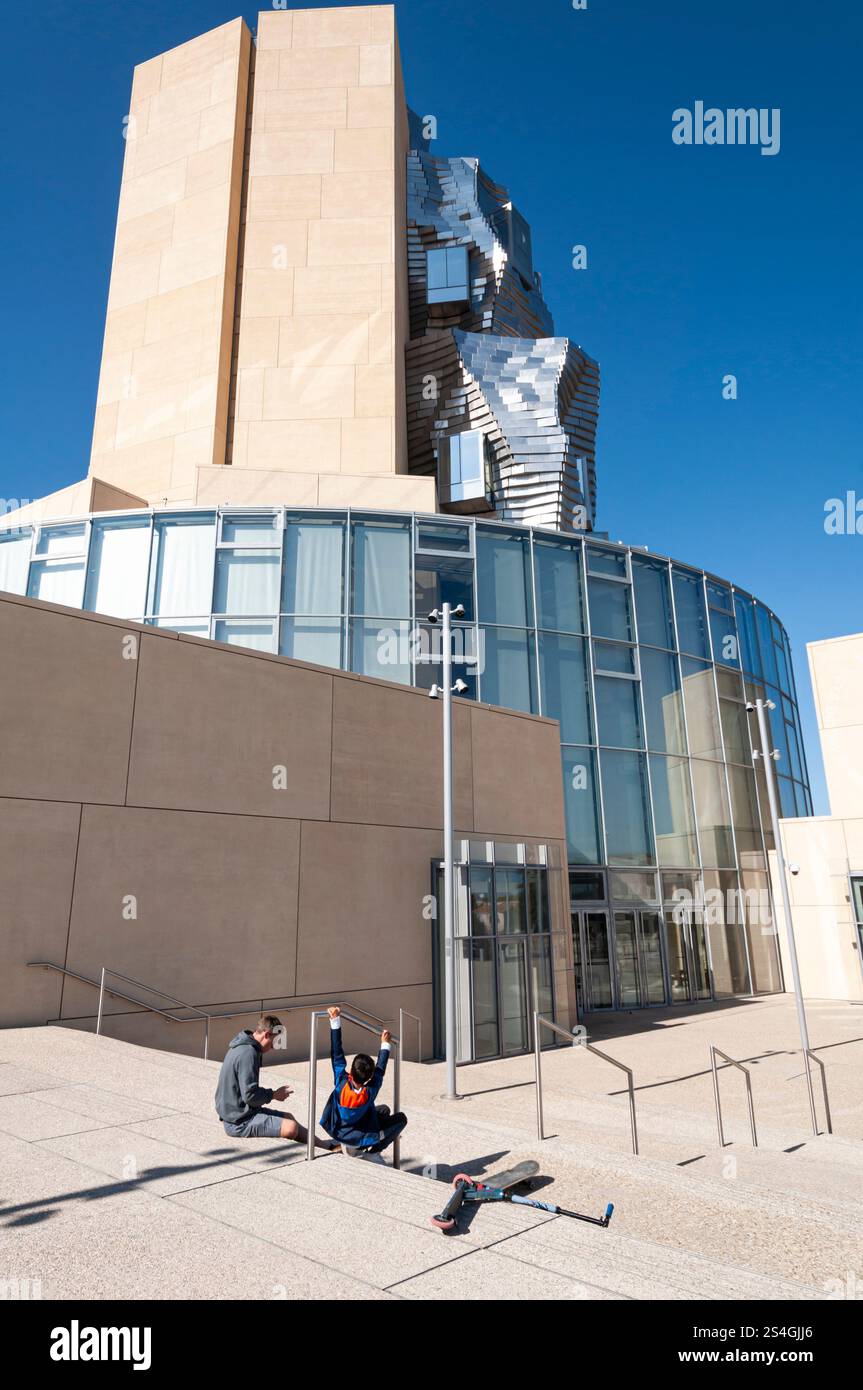 Luma Tower, das ikonische neue Museum von Frank Gehry im alten Arles ...