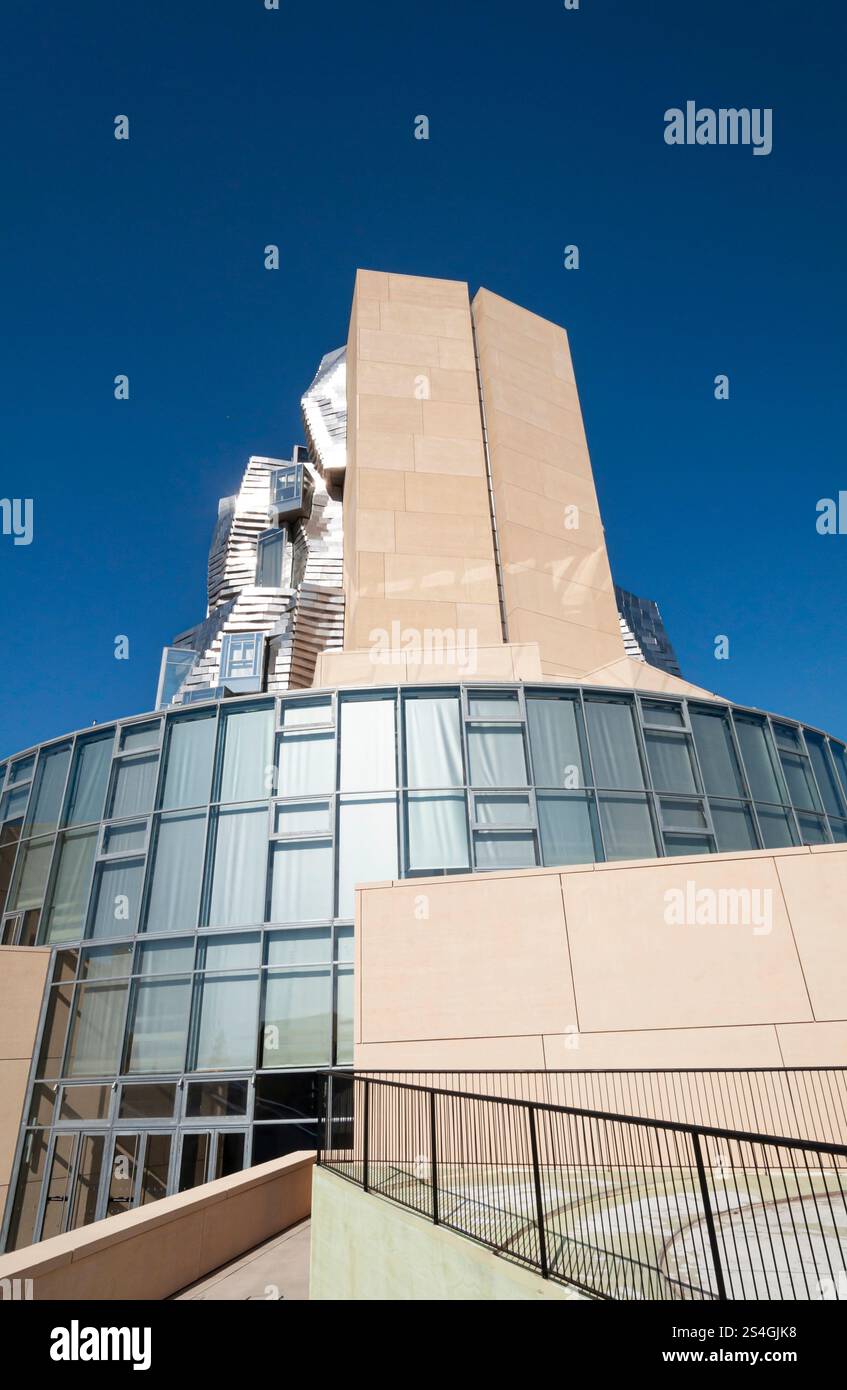 Luma Tower, das ikonische neue Museum von Frank Gehry im alten Arles ...