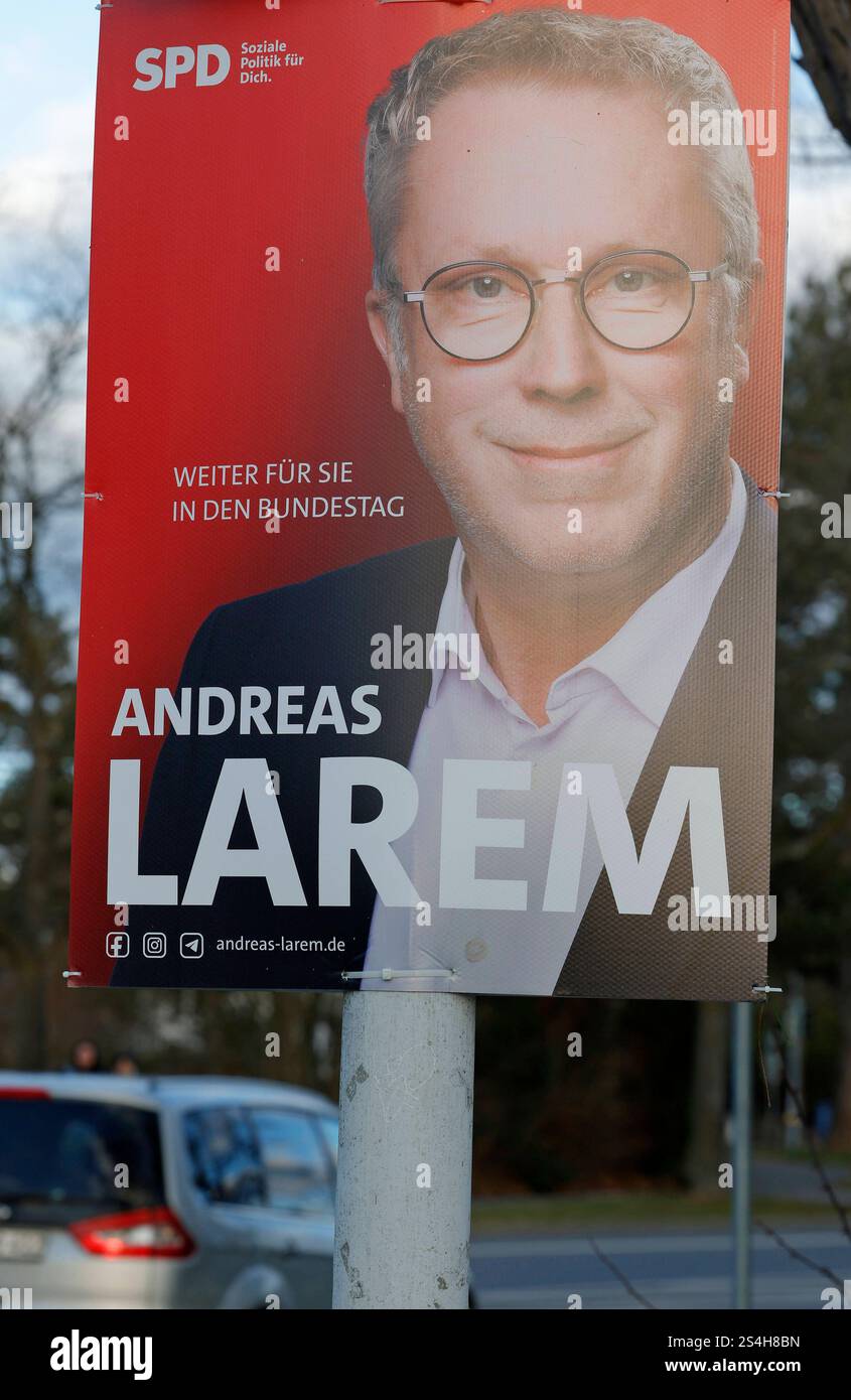 12.01.2025 am heutigen Sonntag startete das Aufhängen vieler Wahlplakate zur Bundestagswahl hier ...