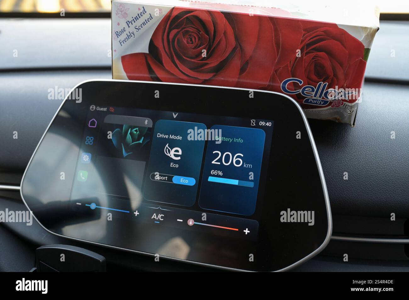 LAO P.D.R., Pakse, vietnamese Vinfast Elektroauto der APP Taxi Firma ...