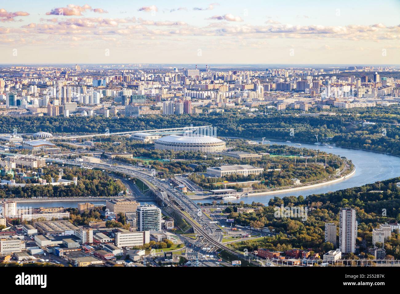 Blick über dem Stadion der Luzhniki Arena und südöstlich der Stadt ...
