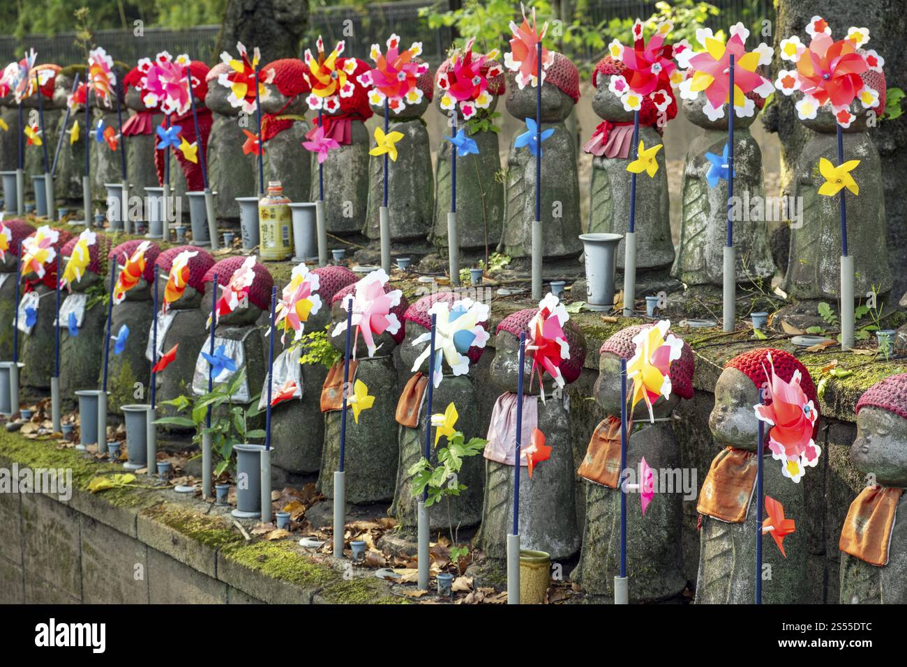Jizo statuen aufgereiht -Fotos und -Bildmaterial in hoher Auflösung – Alamy