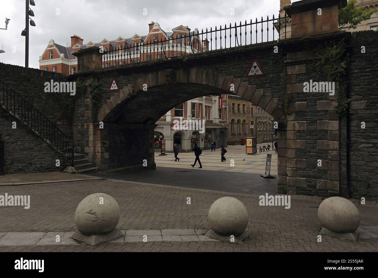 Alte stadtmauern londonderry -Fotos und -Bildmaterial in hoher ...