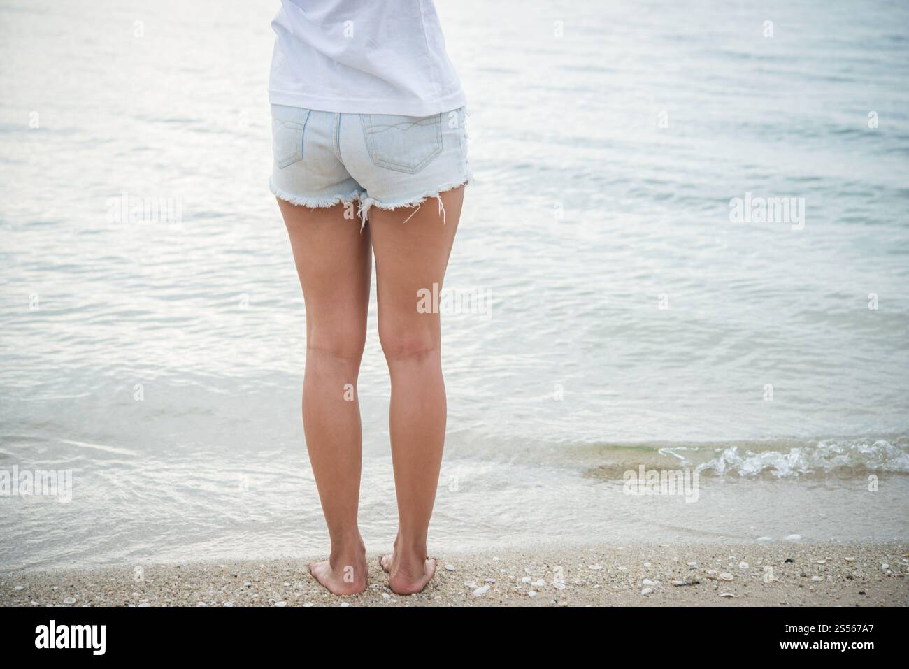 Junge barfuß -Fotos und -Bildmaterial in hoher Auflösung – Alamy