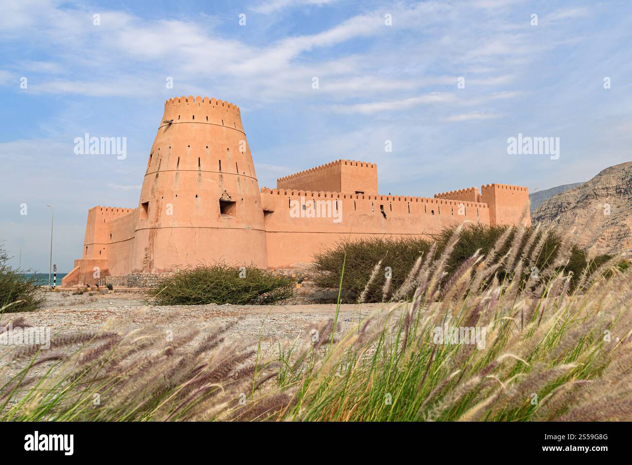 Bukha, Oman - 1. Januar 2025: Das historische Fort Bukha steht ...