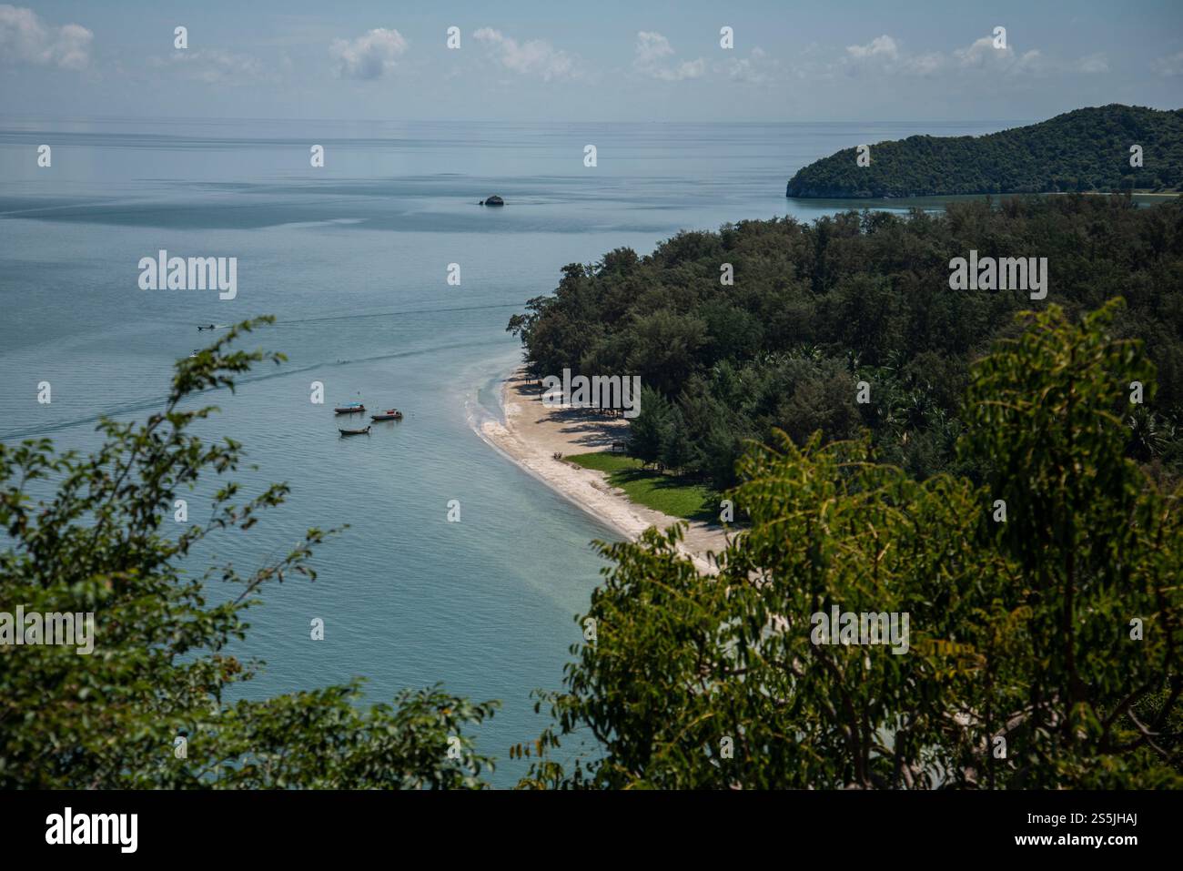 Der Blick vom Hua Khao Tian Aussichtspunkt auf die Landschaft von Bang ...