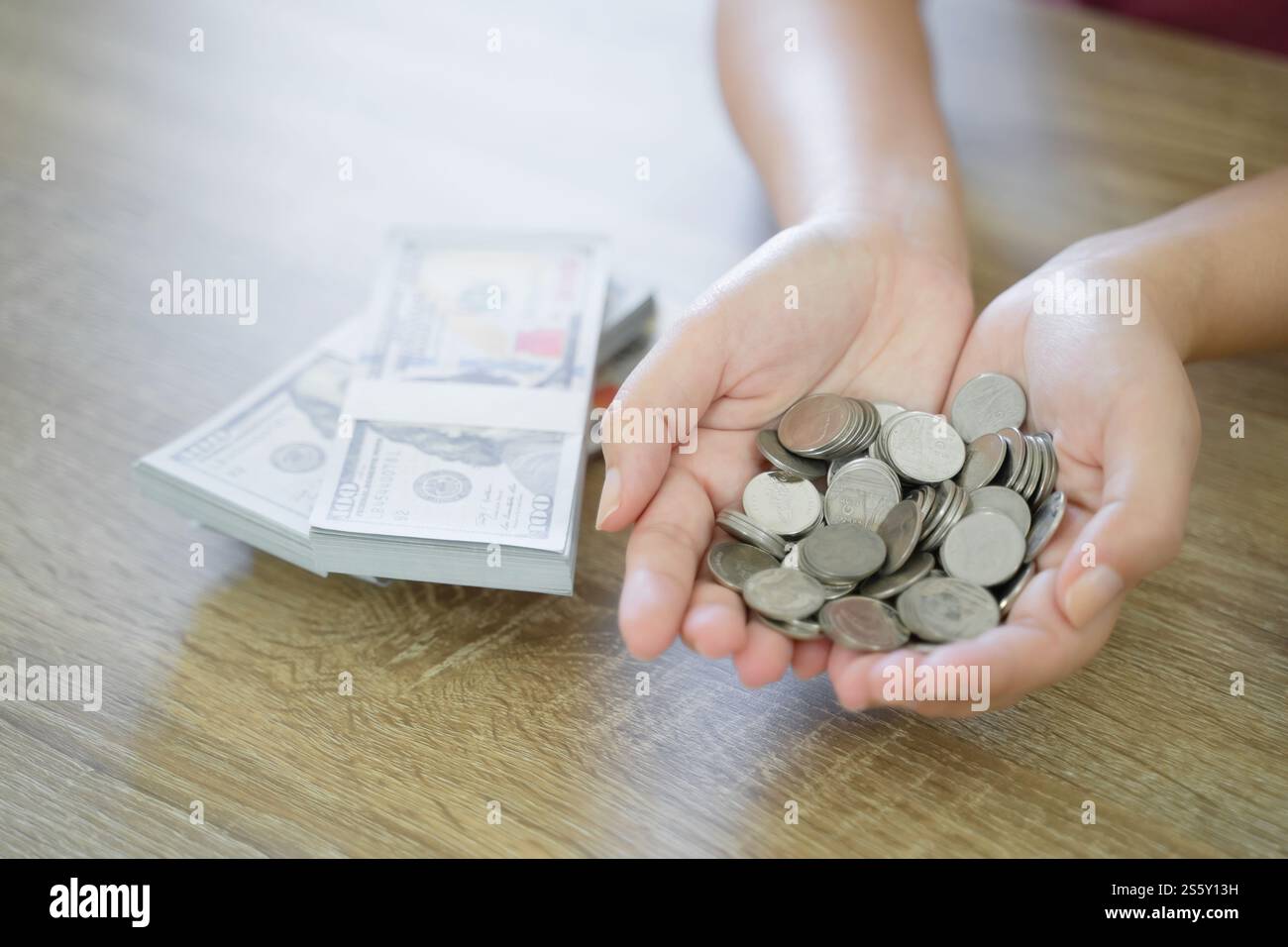 Frau spenden -Fotos und -Bildmaterial in hoher Auflösung – Alamy