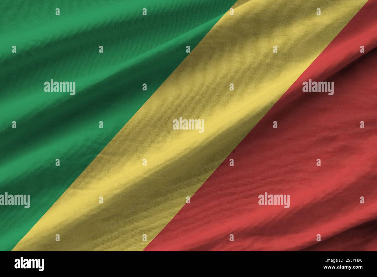 Die Kongo-Flagge mit großen Falten winkt dicht oben unter dem Studio ...