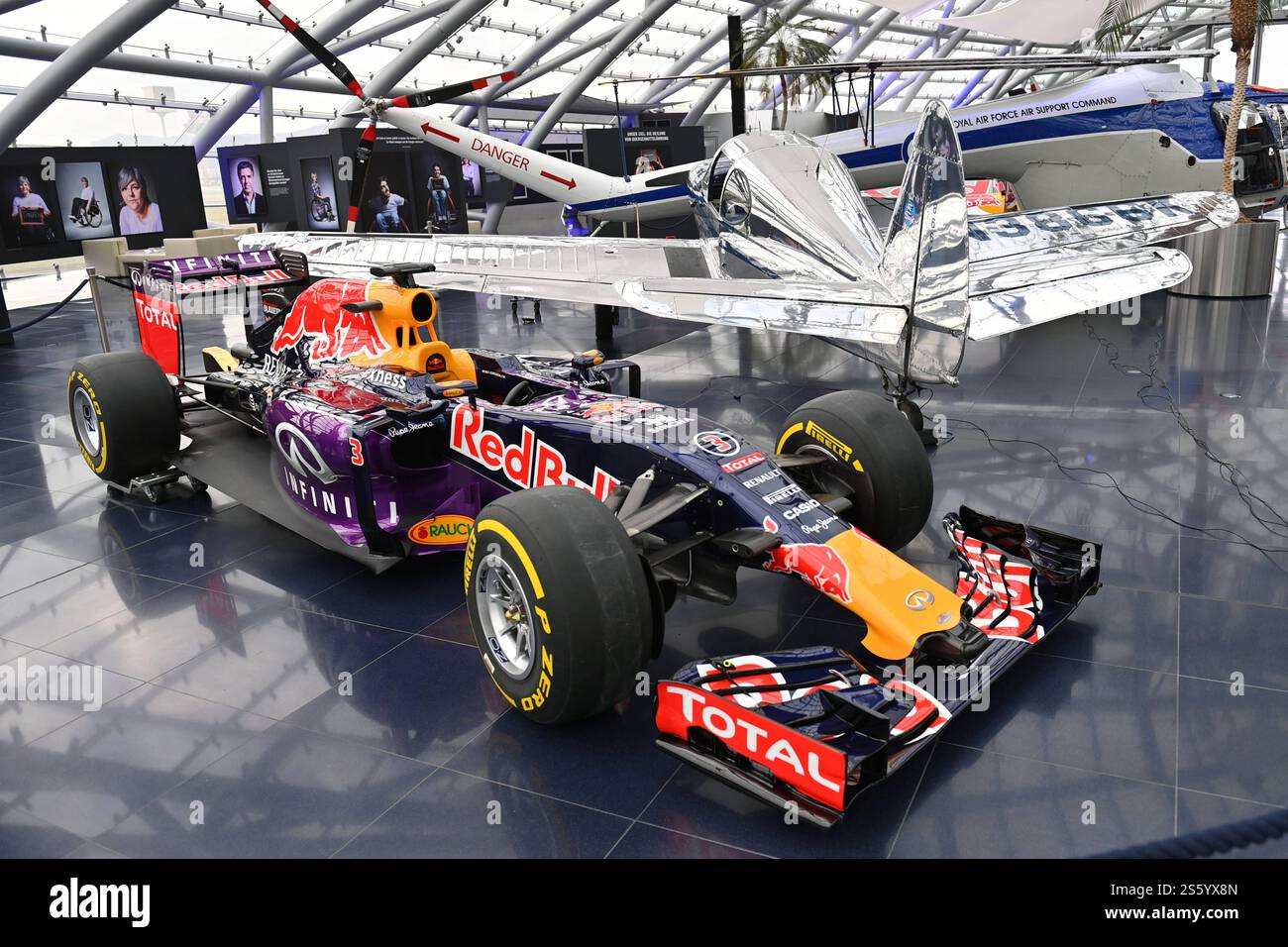Exponate im Hangar 7 von Red Bull am Flughafen Salzburg. Formel 1 Rennwagen,Kunstflugzeug der ...