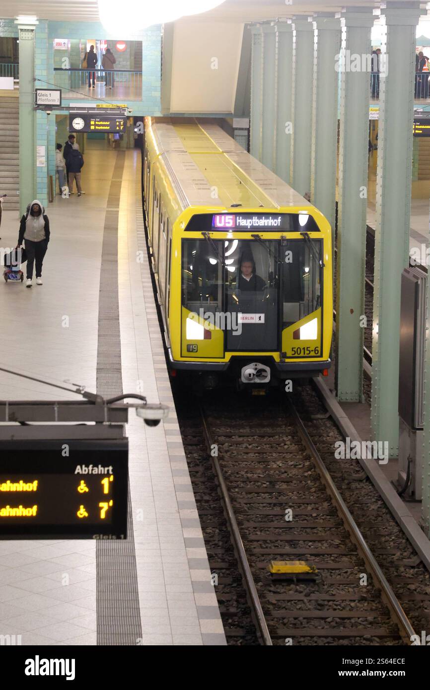 U-Bahn Zug der Berliner Verkehrsbetriebe BVG Linie U5 Hauptbahnhof ...