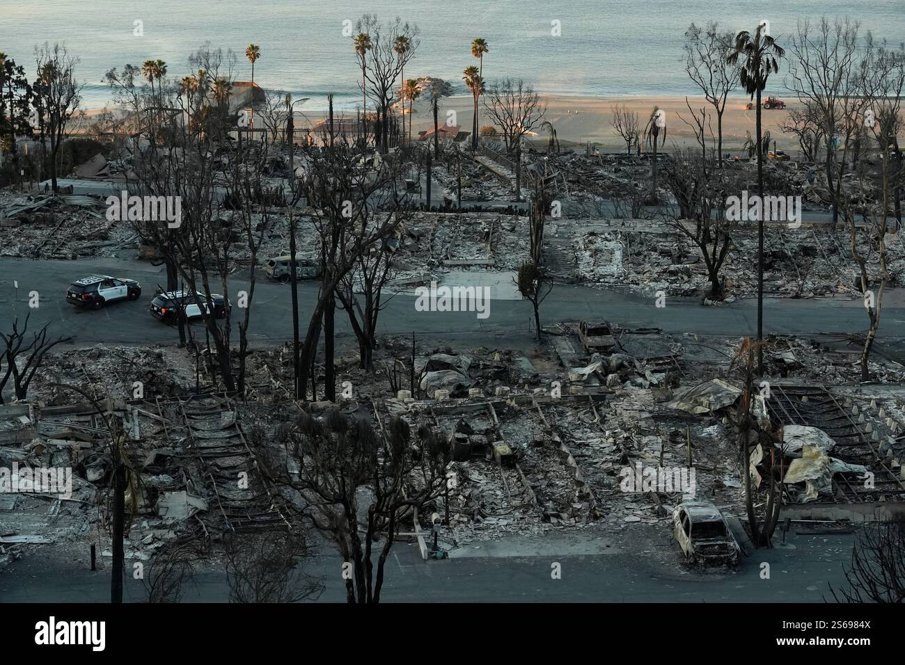 Los Angeles Police guard burned homes at the Pacific Palisades Bowl ...