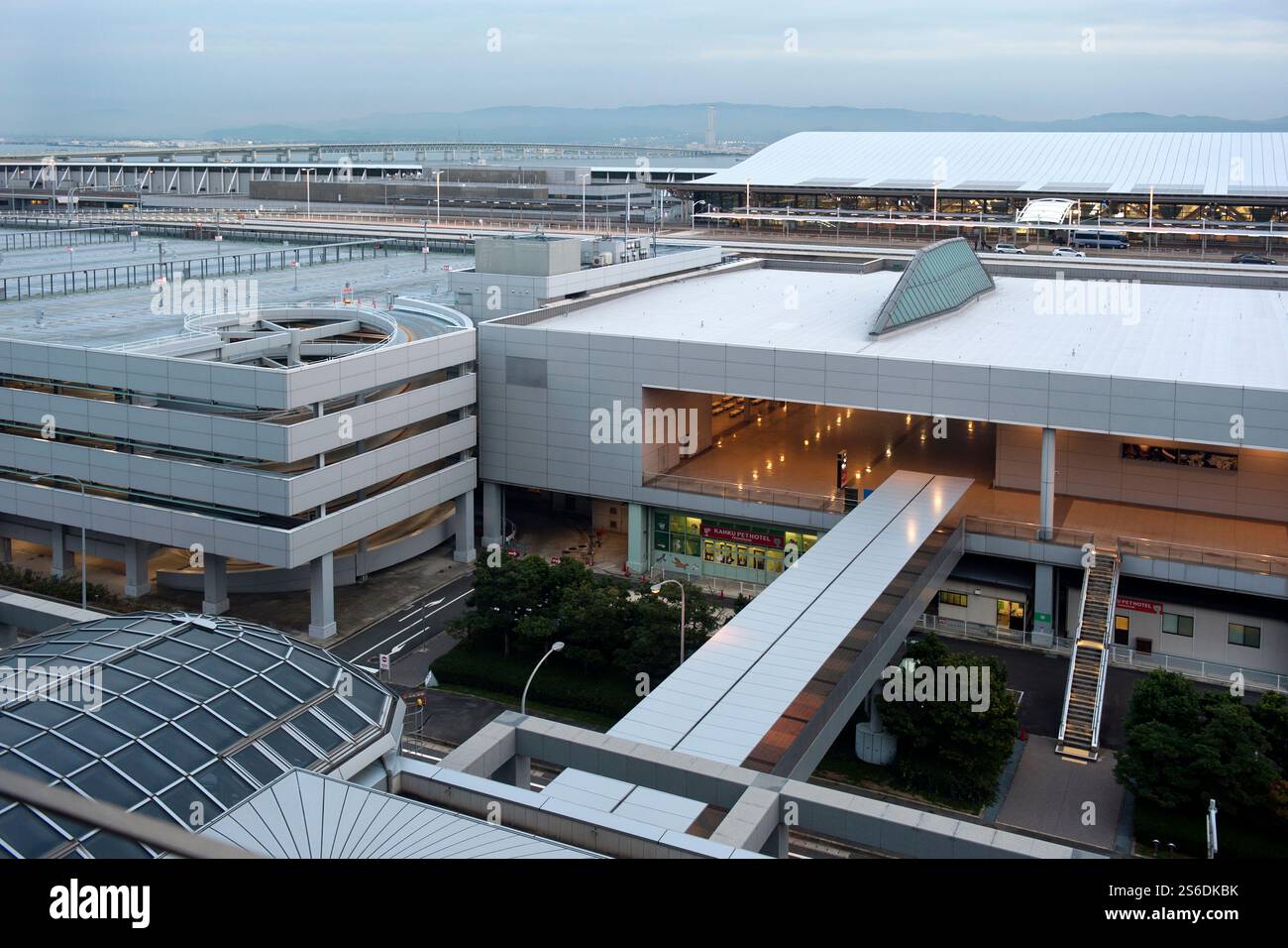 Blick vom Hotel Nikko Kansai Airport auf Terminal 1 am Kansai ...
