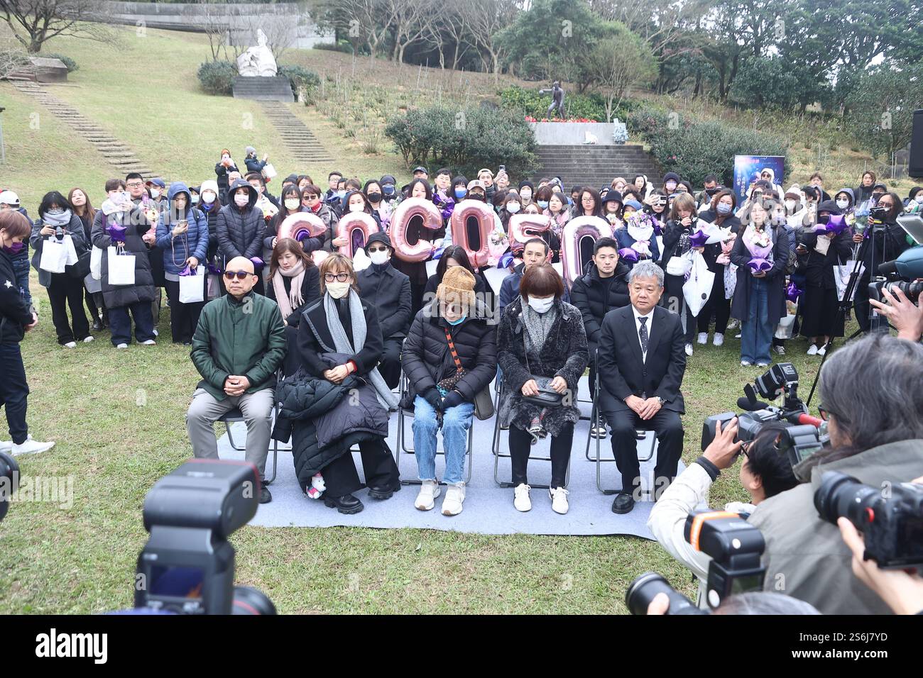 TAIPEI, CHINA - 17. JANUAR 2025 - Familienmitglieder der Sängerin Coco ...