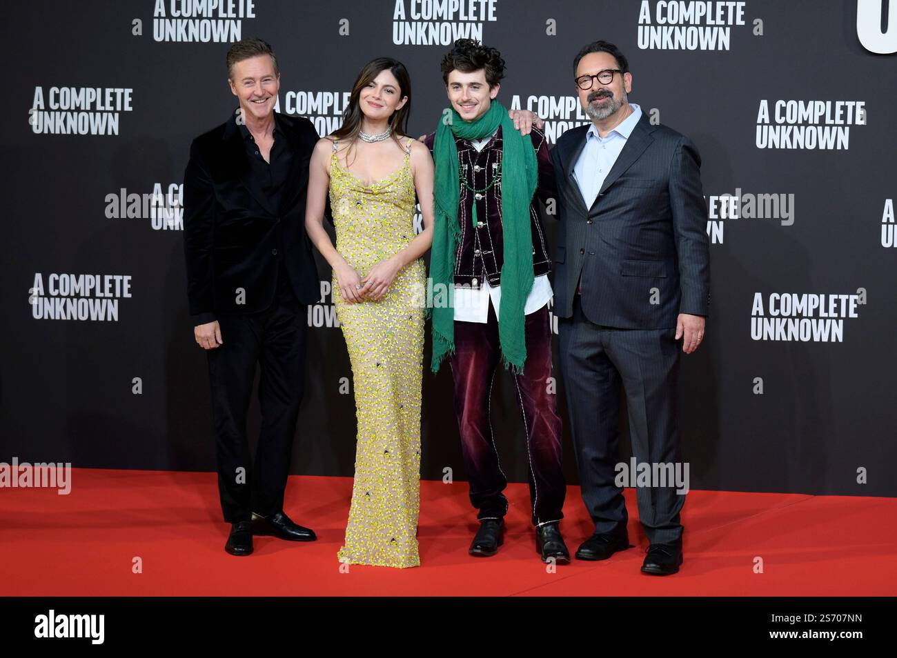 Edward Norton, Monica Barbaro, Timothee Chalamet und James Mangold bei ...