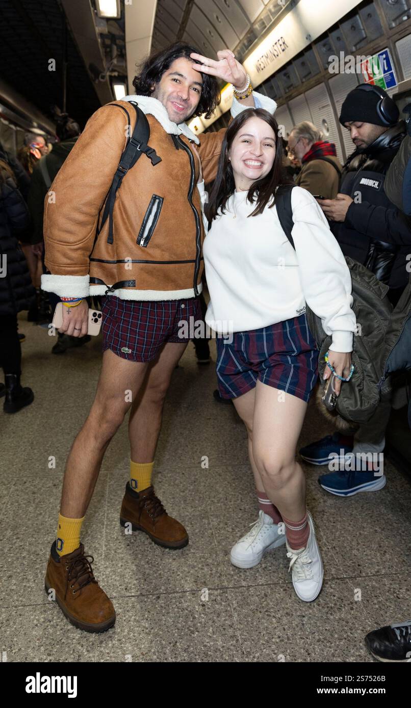 Teilnahme am No Trousers Tube Ride, dem jährlichen No Trousers Tube ...