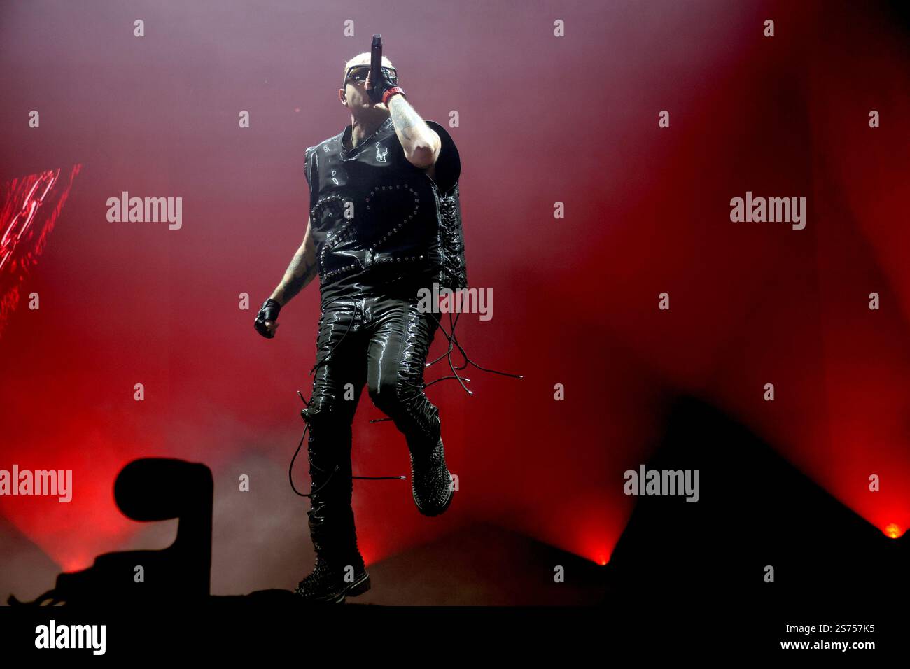 Der italienische Rapper Lazza trat während seiner Locura Tour 2025 in ...