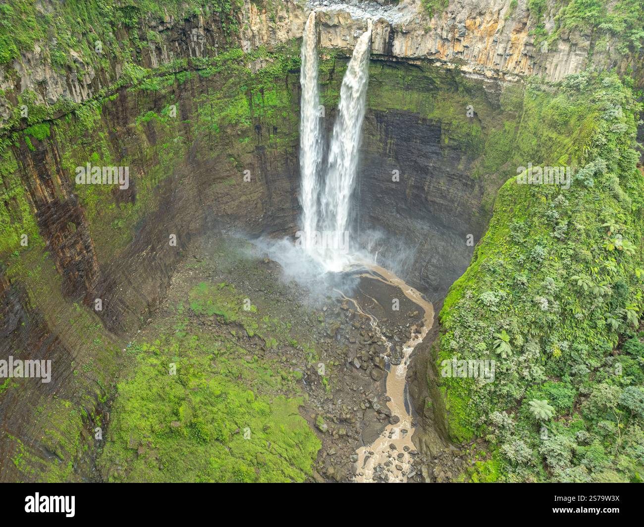 Blick von oben auf den Coban Sriti Wasserfall Twin Waterfall, der das ...