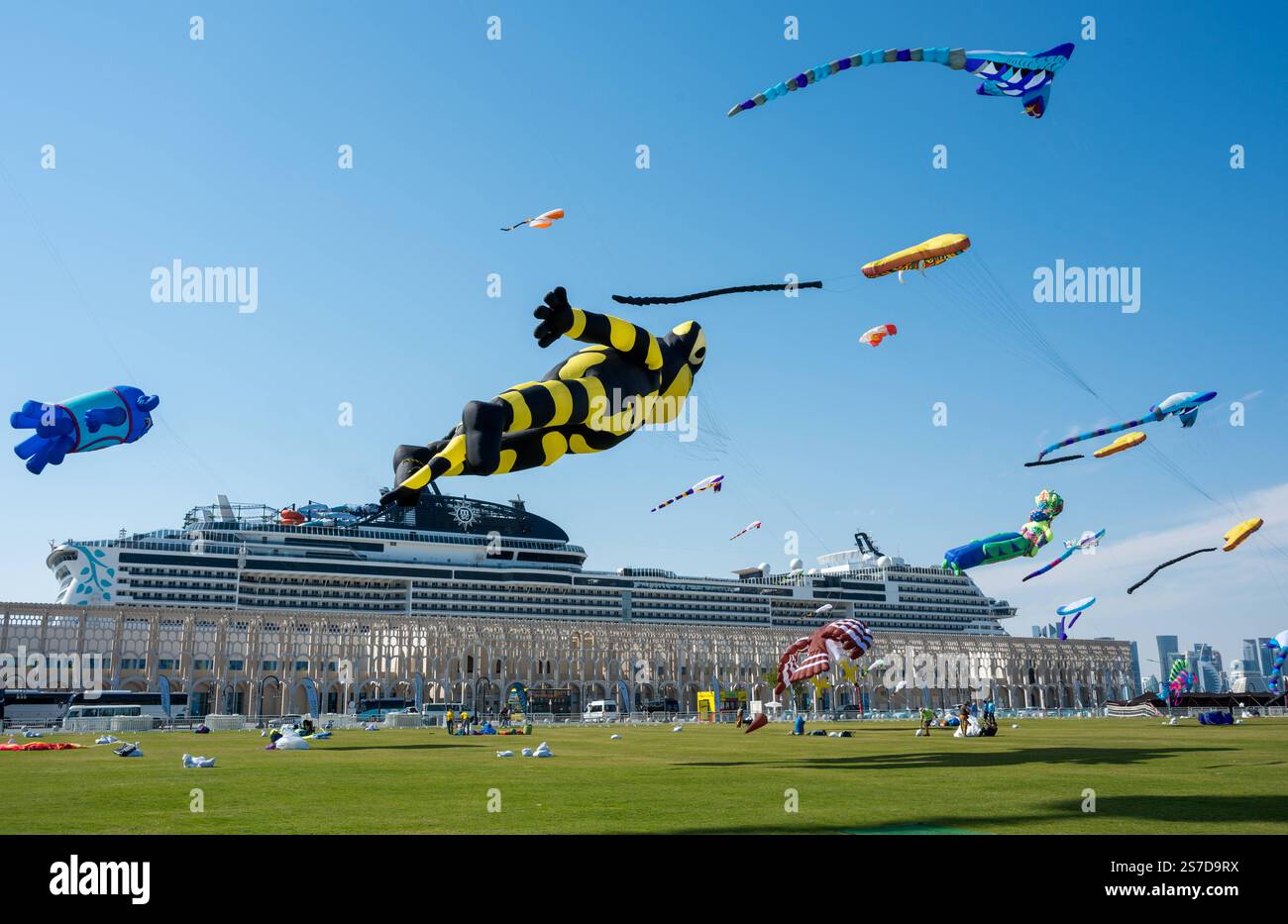 QATAR KITE FESTIVAL 2025 Teilnehmer fliegen ihre Drachen während des ...