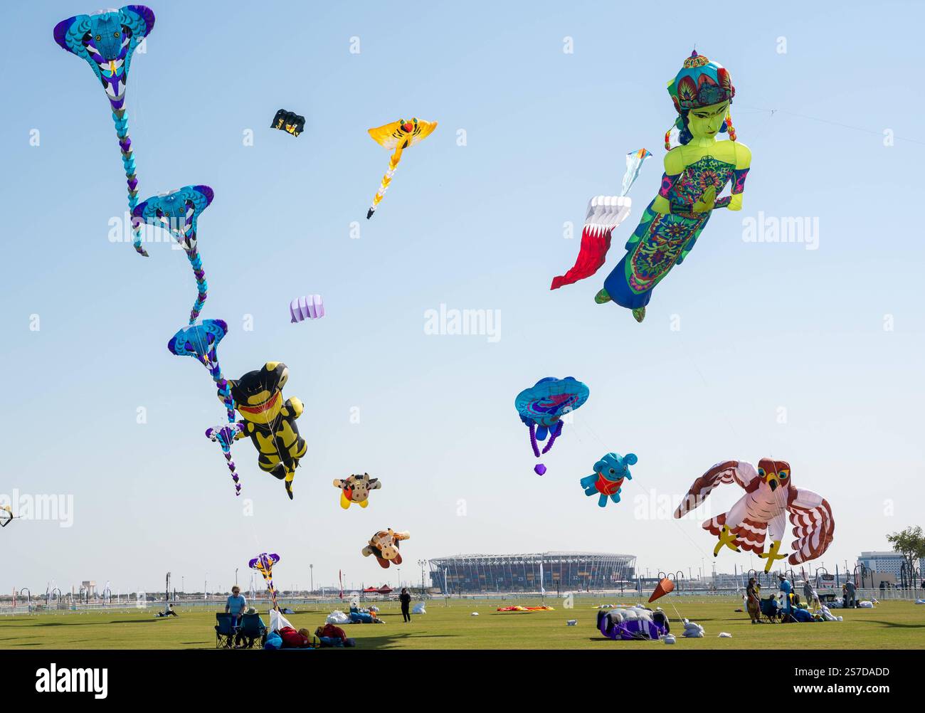 QATAR KITE FESTIVAL 2025 Teilnehmer fliegen ihre Drachen während des ...