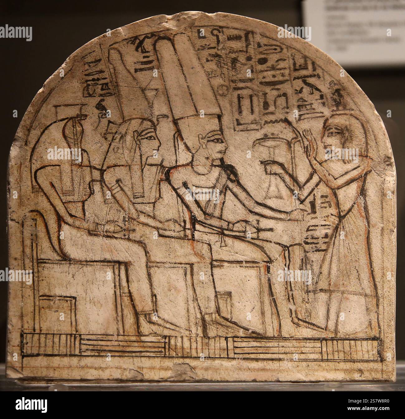 Die Stele zeigt den Wesir Paser, der dem Pharao Seti I. Weihrauchopfer ...