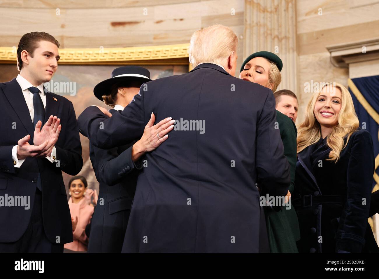 Washington Dc, Usa. Januar 2025. WASHINGTON, DC - 20. JANUAR: US-Präsident Donald Trump umarmt ...