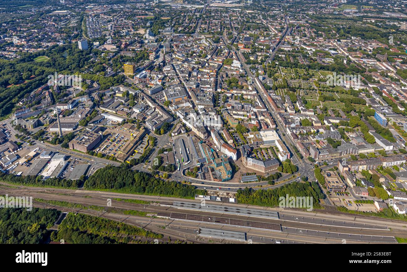 Blick aus der Vogelperspektive, Blick ins Stadtzentrum mit Hauptbahnhof ...