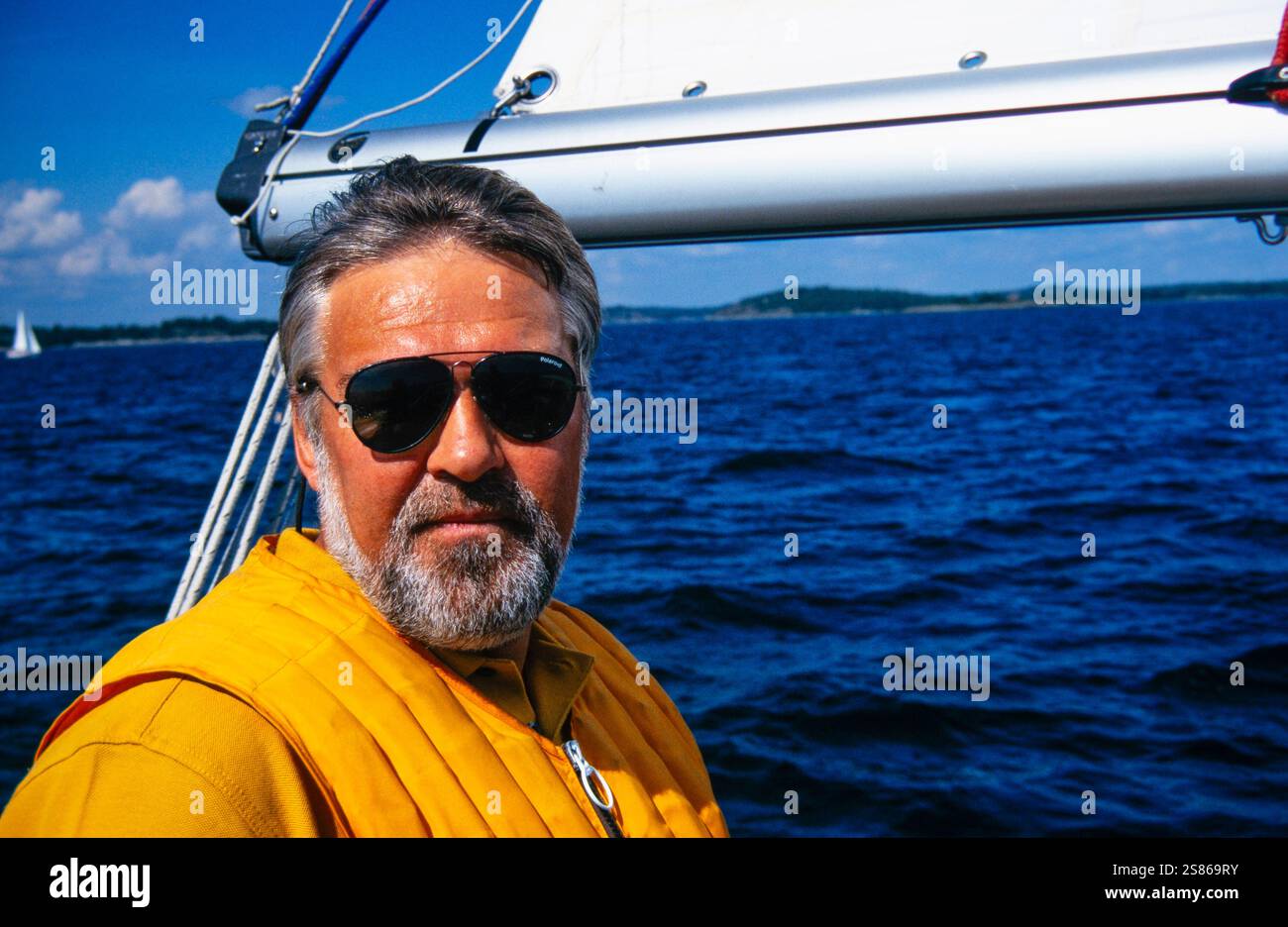 Mann mit bart und brille -Fotos und -Bildmaterial in hoher Auflösung ...