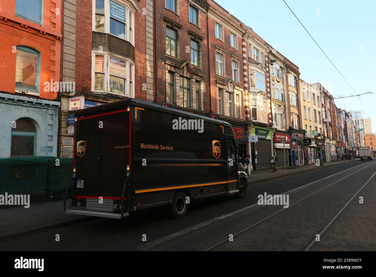 Dublin, Irland - 15. Januar 2025 - Ein brauner UPS-Lieferwagen parkt ...
