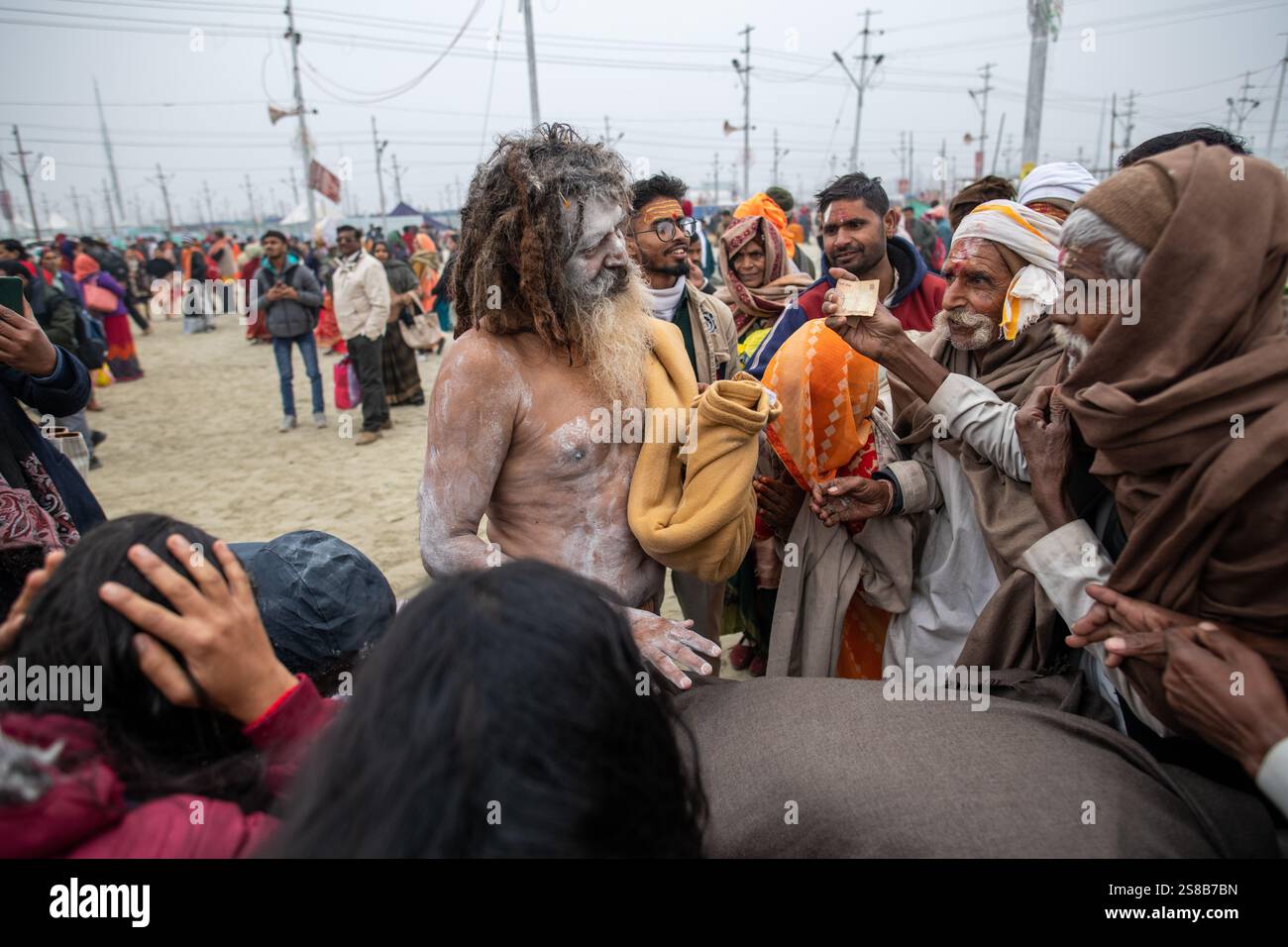 Bilder von Sadhus im Maha Kumbh Mela 2025 in Prayagraj (Allahabad), Indien. Porträts mit ...