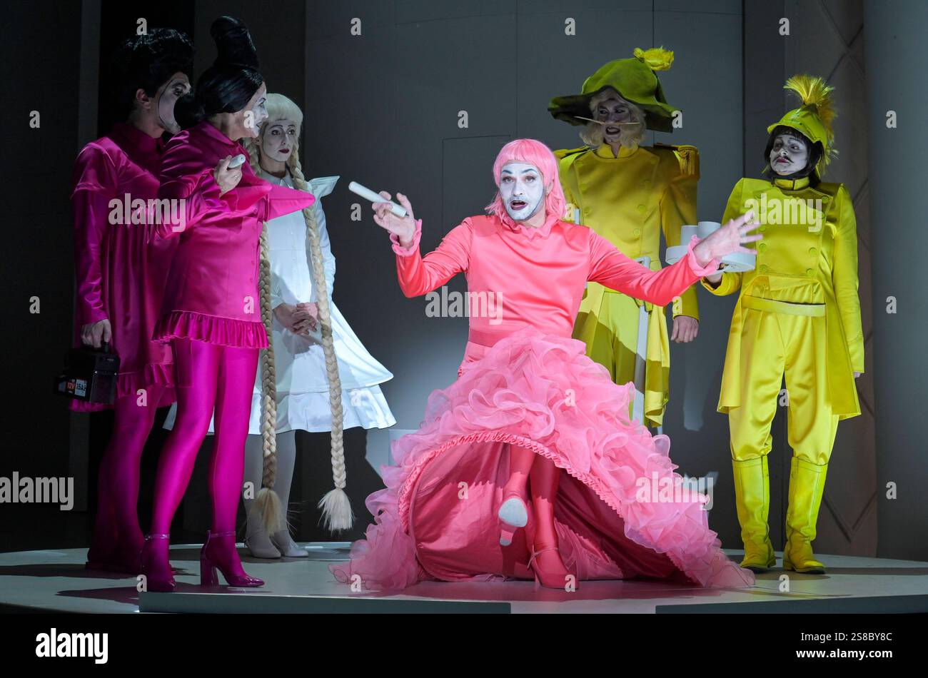 Carmen im Maxim Gorki-Theater. Hier: Lindy Larsson als Carmen rosa ...