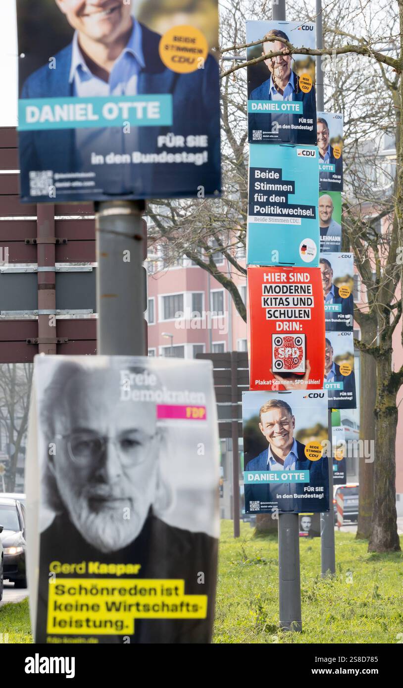 Wahlplakate zur Bundestagswahl 2025 Wahlplakate zur Bundestagswahl 2025 mit den Fotos der ...