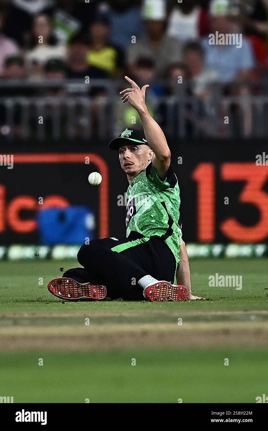 Tom Curran von Melbourne Stars lässt den Fang von Ollie Davies von ...
