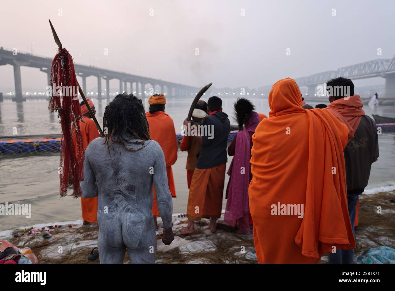Pilger, die Aarti auf dem Ganges, Maha Kumbh Mela, Prayagraj, Uttar ...