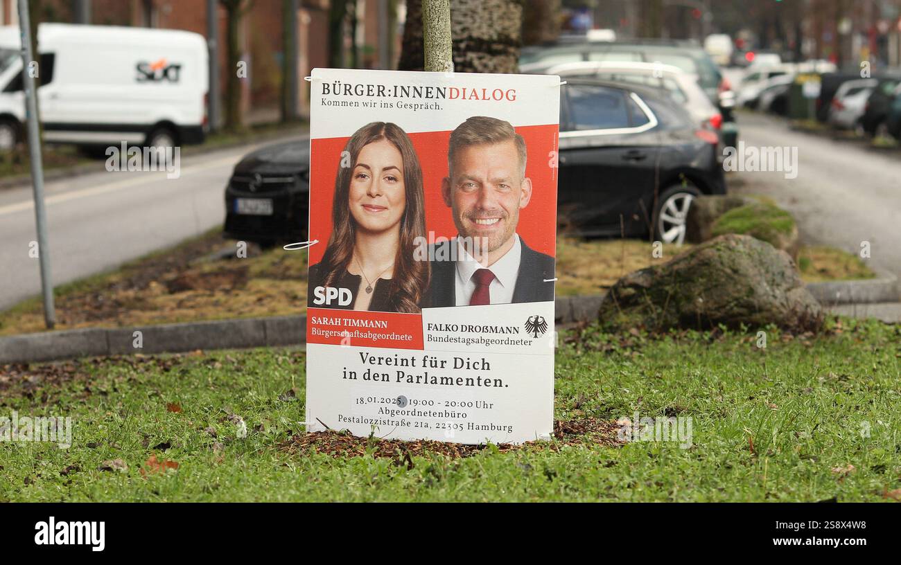 An einem Baum war ein Wahlplakat der Partei SPD Falko Droßmann, Sarah ...