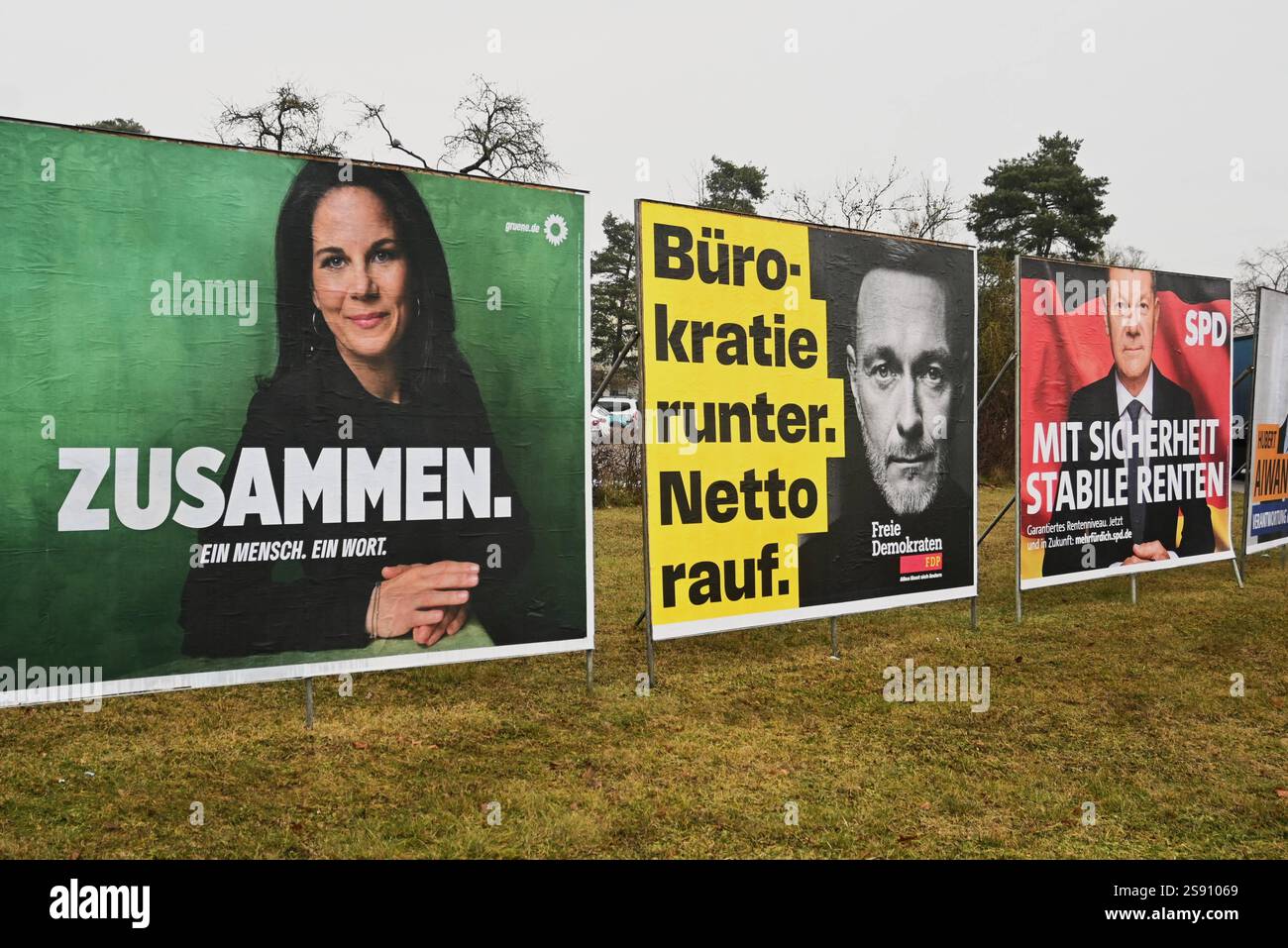 Wahlplakate zur Bundestagswahl am 23. Februar 2025 in Bayern. Plakate der Grünen, der FDP und ...