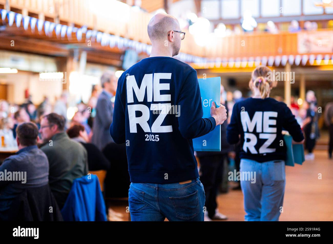 19.01.2025 - Wahlkampfhelfer verteilen mit T-Shirt MERZ 2025 Plakate ...