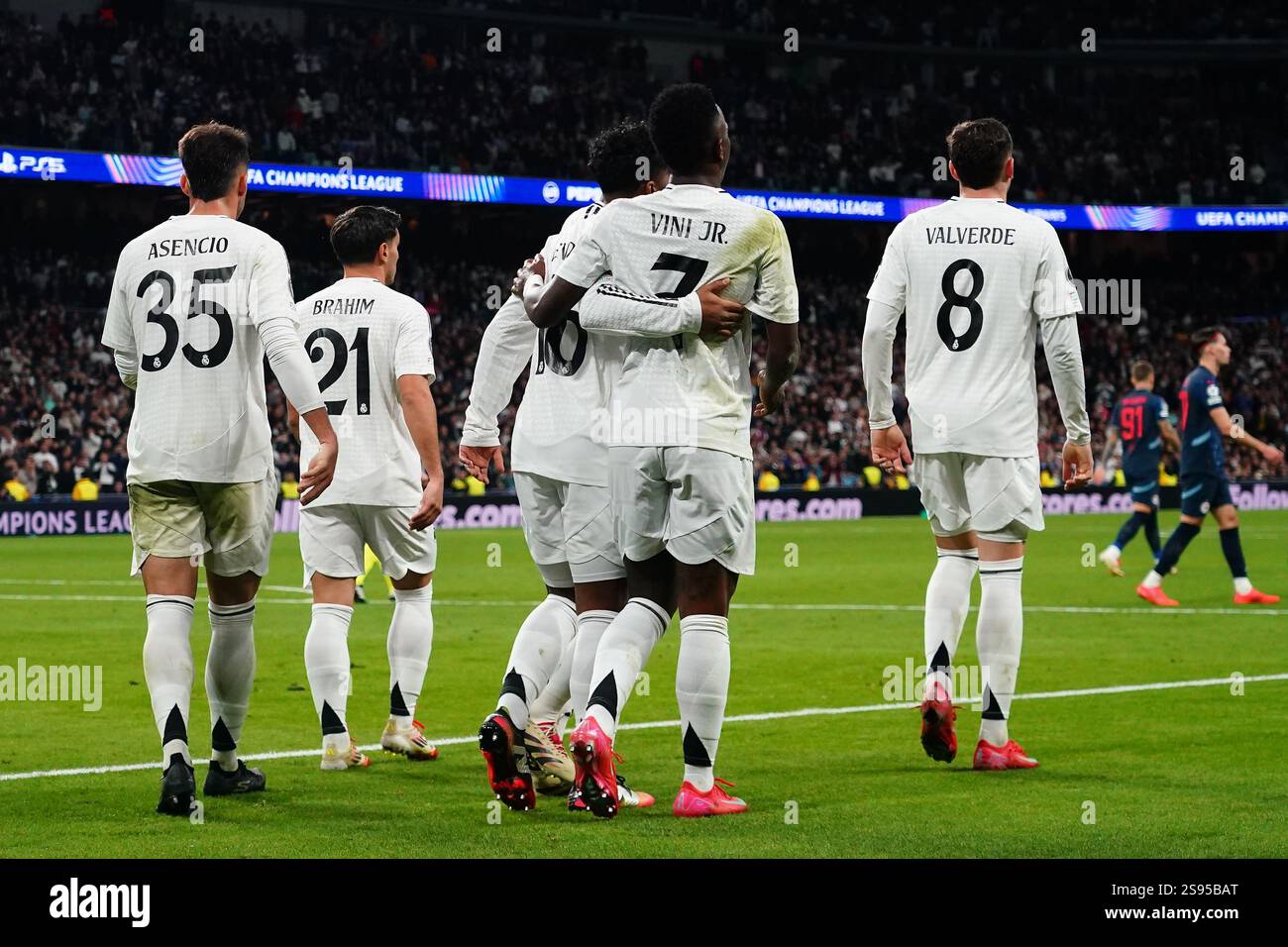 Vinicius Junior von Real Madrid feierte mit seinen Teamkollegen das Tor beim UEFA Champions ...