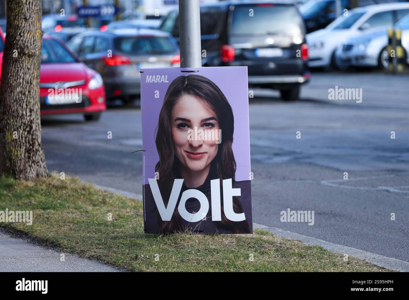 Wahlplakate - Bundestagswahl 2025 am 24.01.2025 in München ein Wahlplakat der Partei Volt ...