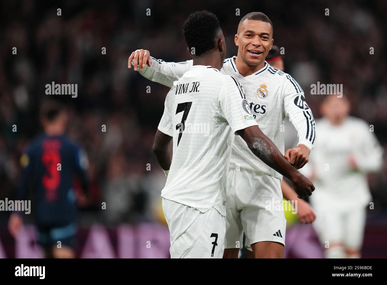 Vinicius Junior von Real Madrid feiert, nachdem er mit seinem Teamkollegen Kylian Mbappe beim ...