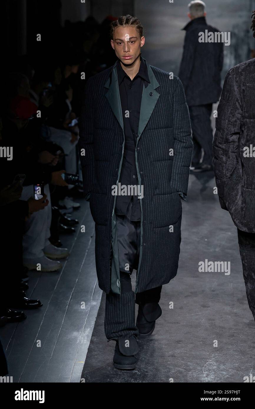 YOHJI YAMAMOTO Herbst/Winter 2025-2026 Runway während der Paris Fashion Week Herrenmode am 2025 ...
