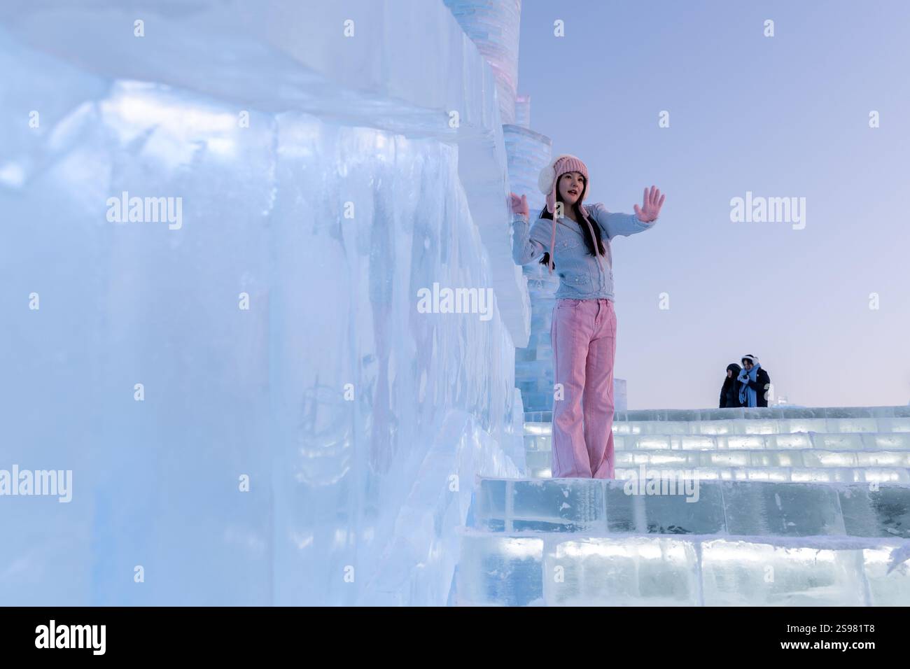 (250125) -- HARBIN, 25. Januar 2025 (Xinhua) -- Ein Tourist posiert für ...