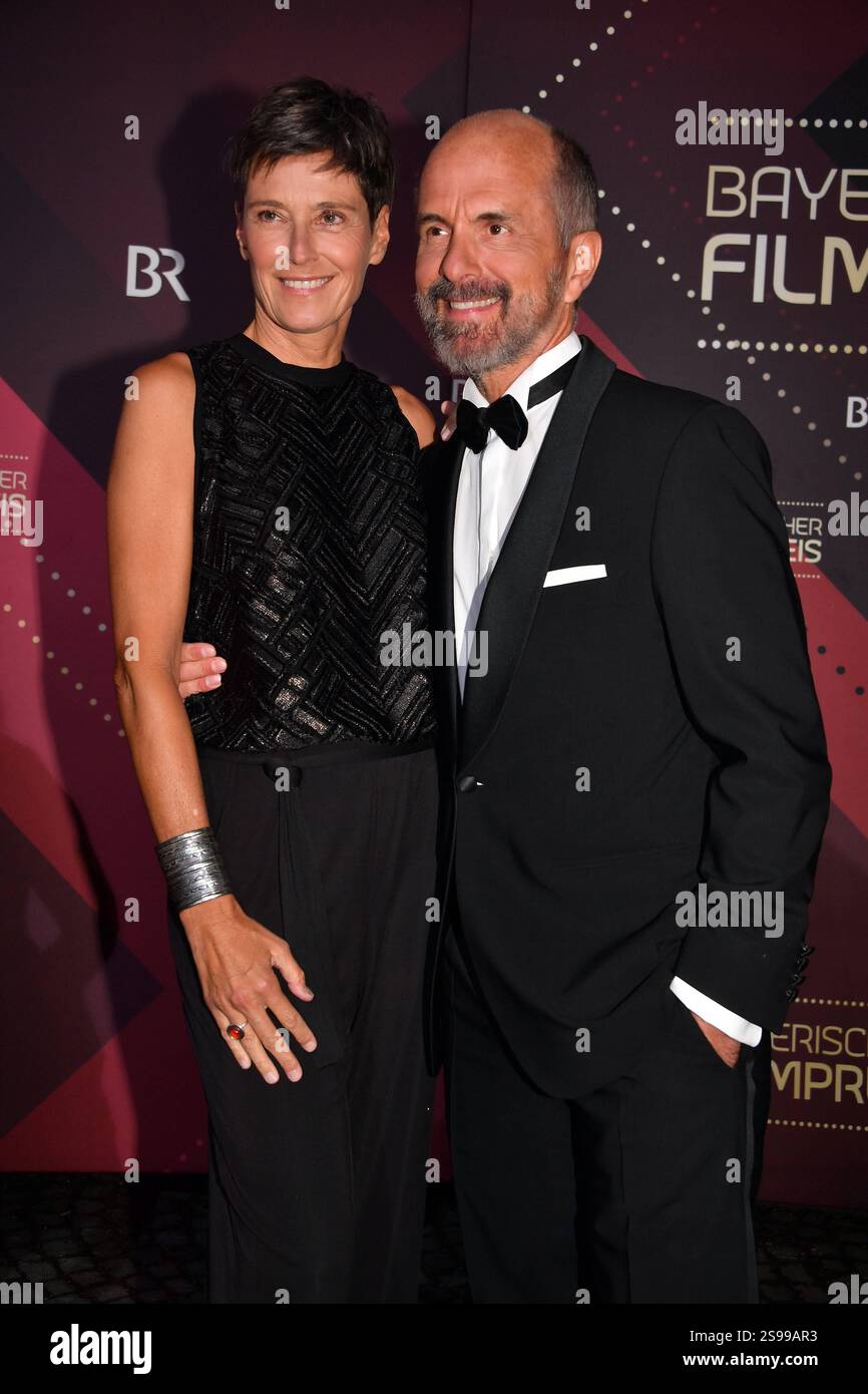 Christoph Maria Herbst mit Ehefrau Gisi / Verleihung des Bayerischen Filmpreises 2024 ...