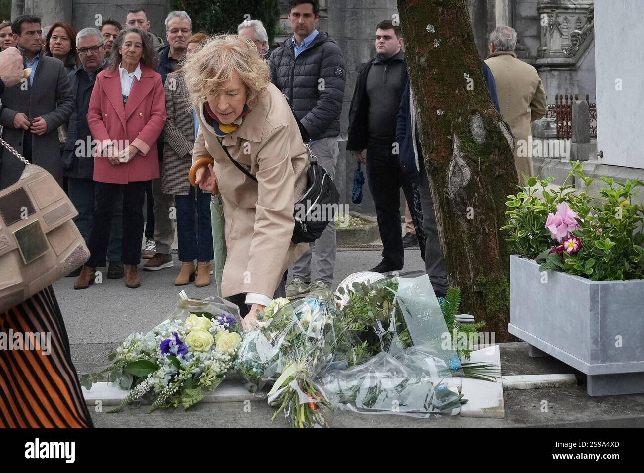The widow of Gregorio Ordóñez, Ana Iríbar, participates in the floral ...