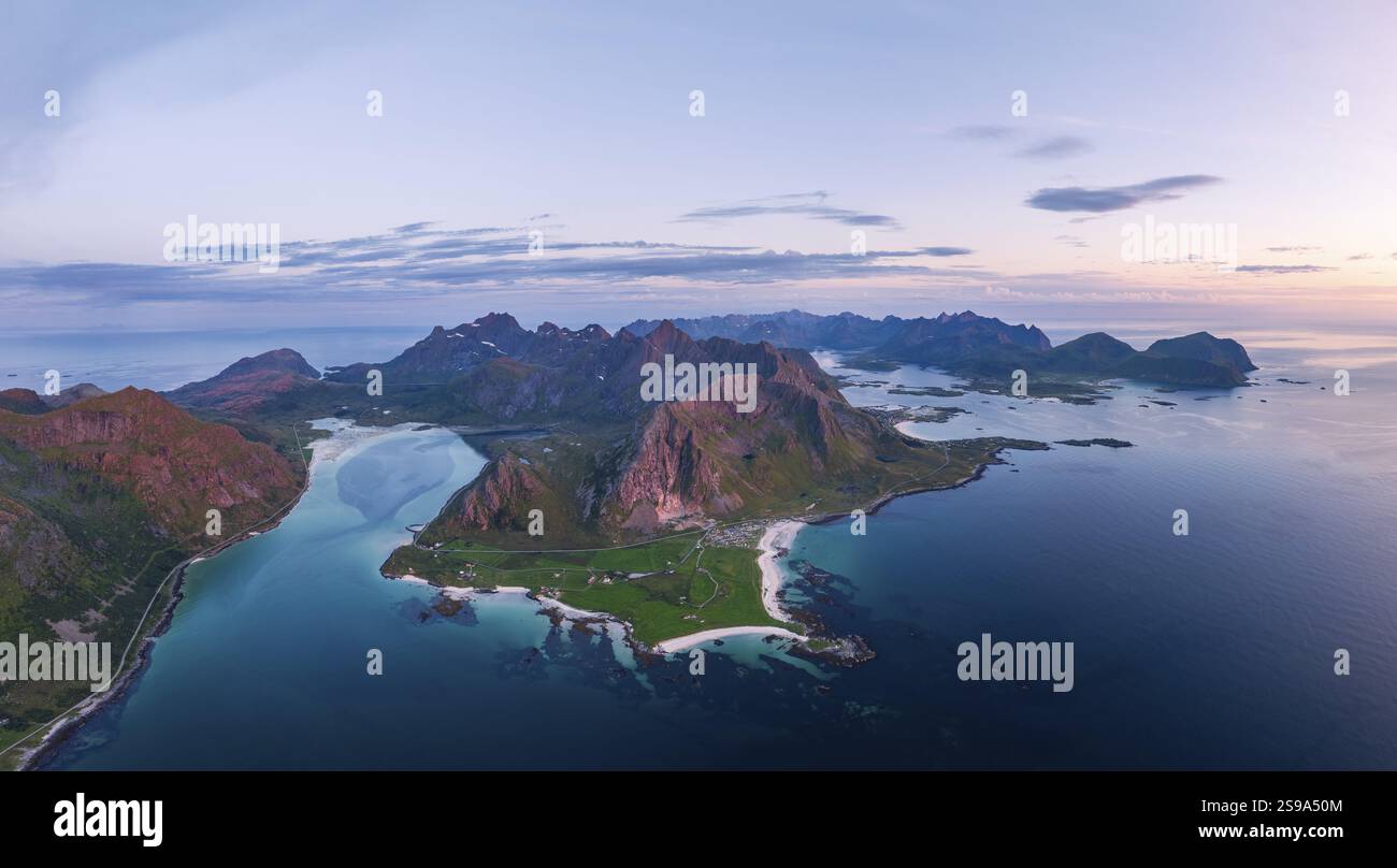 Blick auf Flakstad und Skagsanden Strand, Berge und Fjord, aus der Luft ...