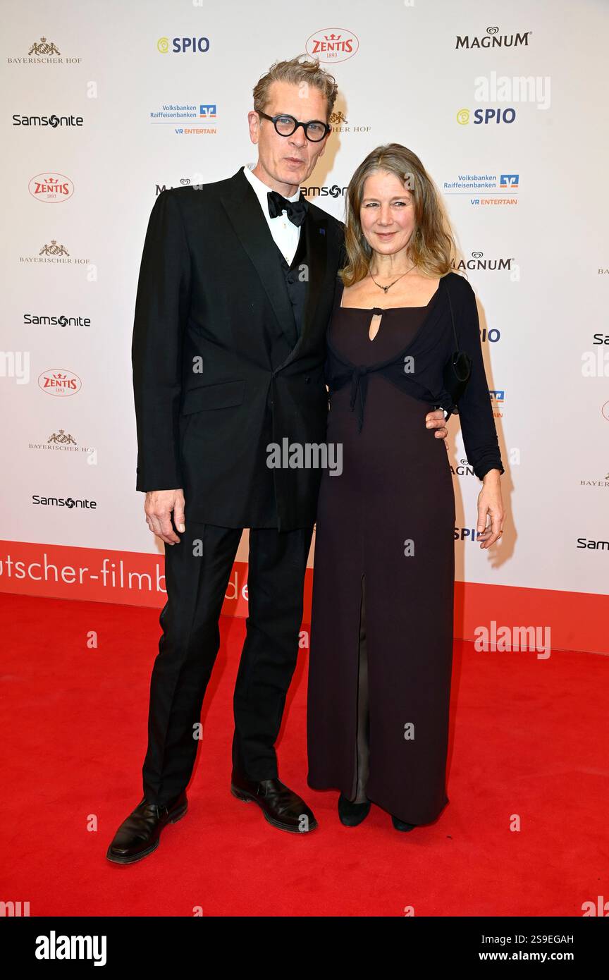 Götz Otto mit Ehefrau Sabine Otto beim 49. Deutsche Filmball 2025 im ...