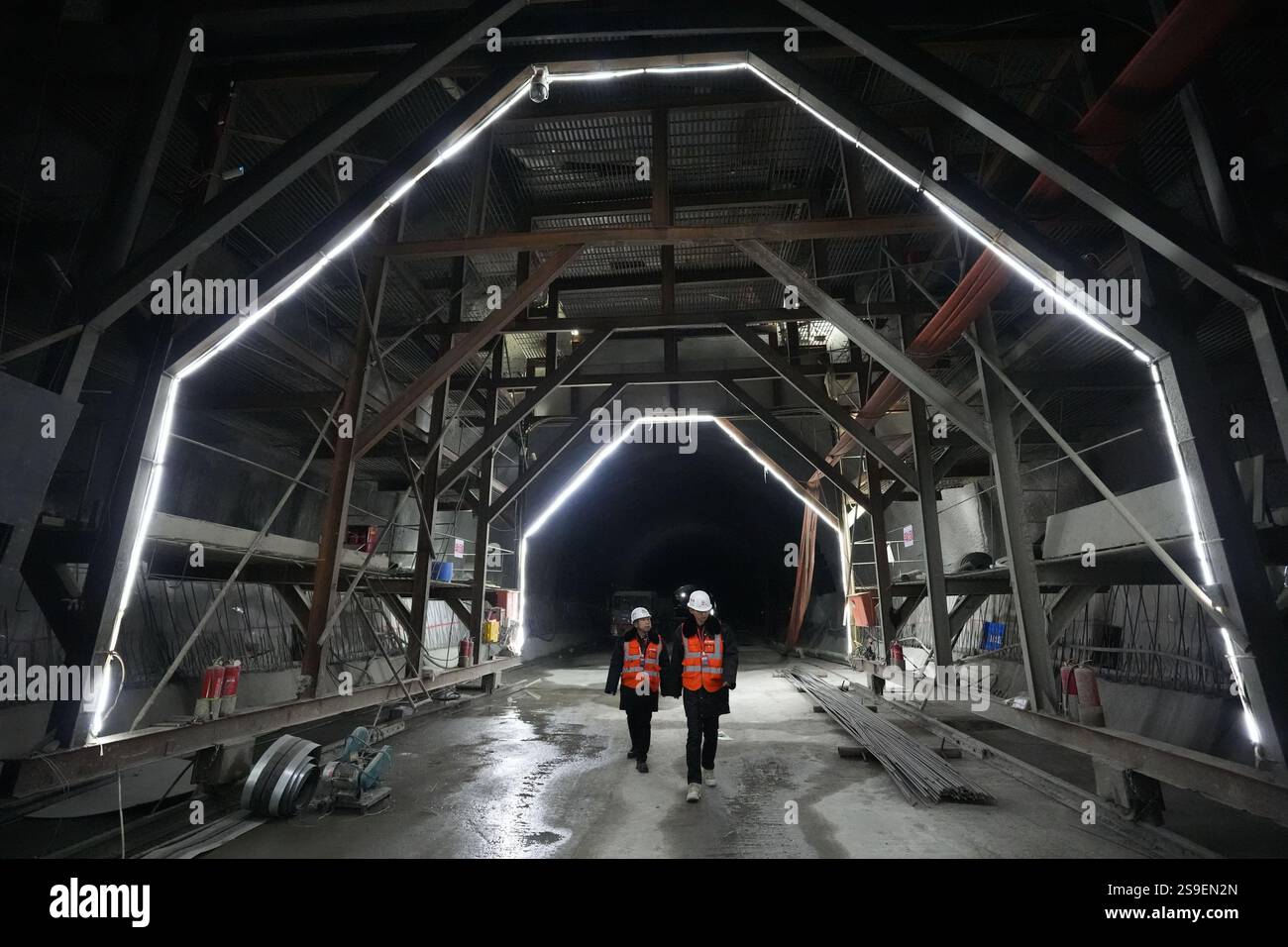 (250126) -- SUIFENHE, 26. Januar 2025 (Xinhua) -- Mitarbeiter gehen auf der Baustelle eines ...